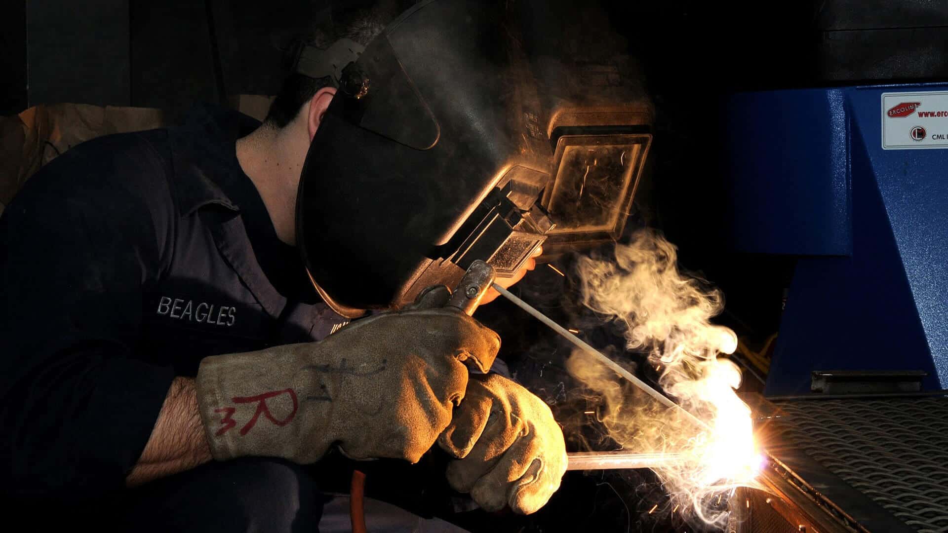 Image d’un soudeur soudant une pièce en métal | Groupe Soudure inc.